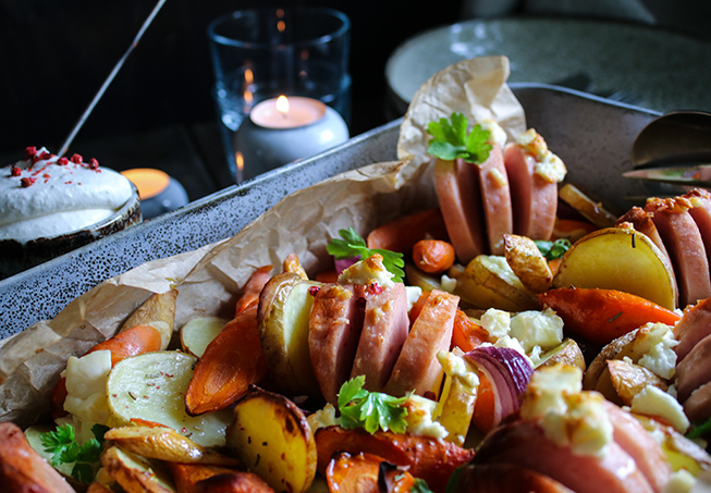 Falukorv i ugn med rotfrukter och fetaost | Martin & Servera