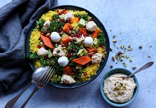 Couscous sallad med ugnsrostade rotfrukter och hummus. | Martin & Servera