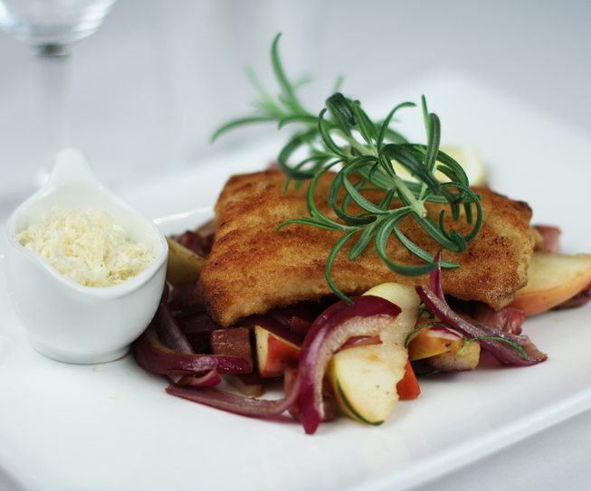 Stekt torskfilé med sötsurt äppelfläsk och pepparrots-crème | Martin ...