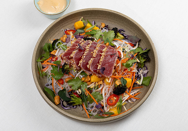 Vietnamesisk nudelsallad med halstrad tonfisk | Martin & Servera