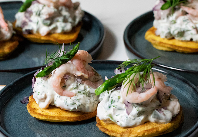 Blinier med räkor och örter | Martin & Servera
