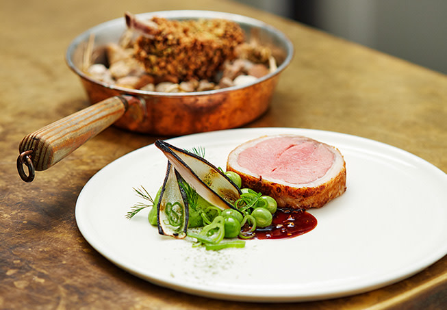 Lammsadel och revben med ärtor och lök | Martin & Servera